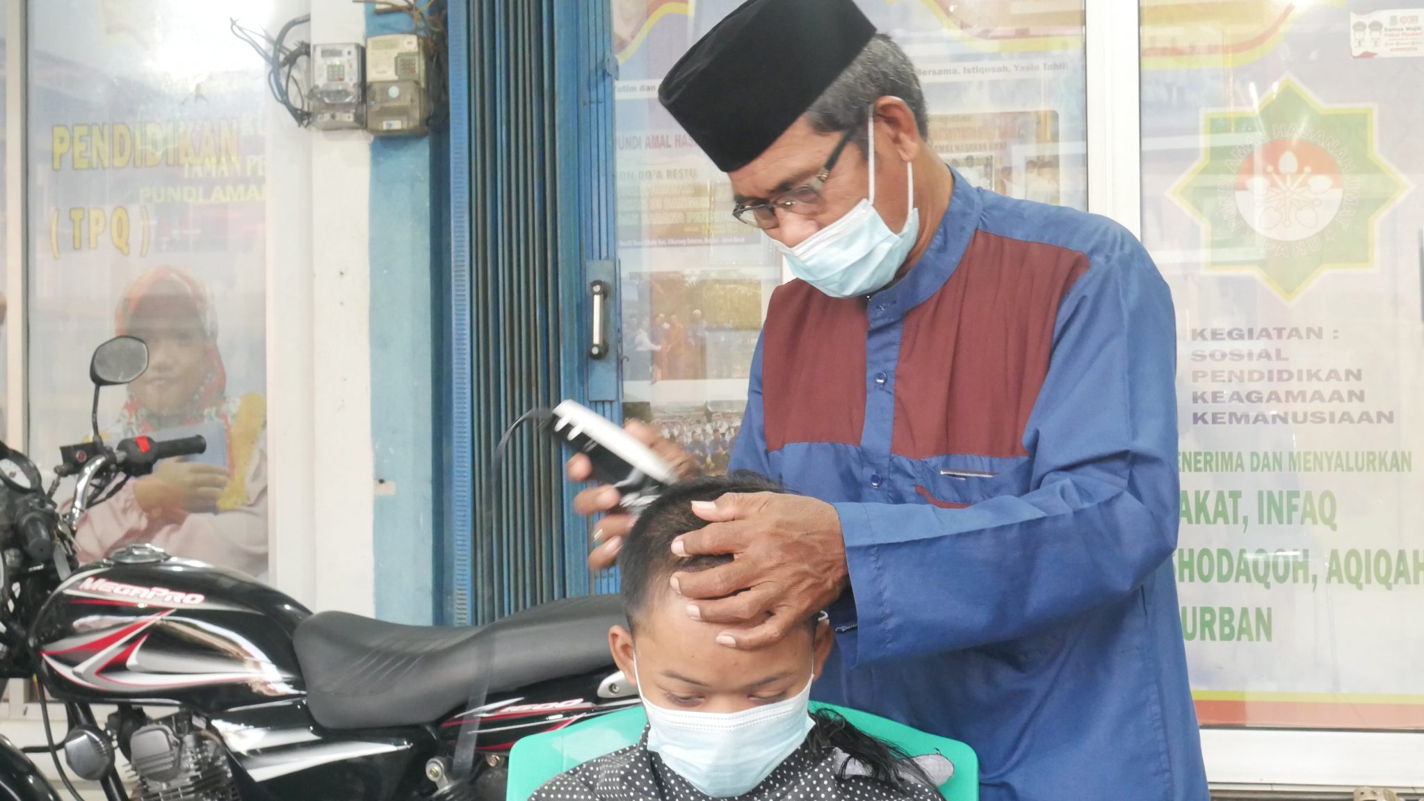 Cukur Rambut Gratis Bagi Anak-anak Yatim | Pundi Amal Hasanah Umat